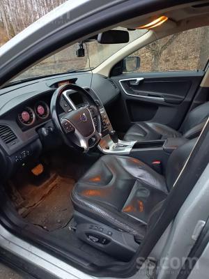 Pelēks Volvo XC60 2010 Madona, ar dzinēja tilpumu 2.40 L un nobraukumu 418 tūkst. km par 4200 €, foto 4 vietnē AUTOMOTO.COM.LV
