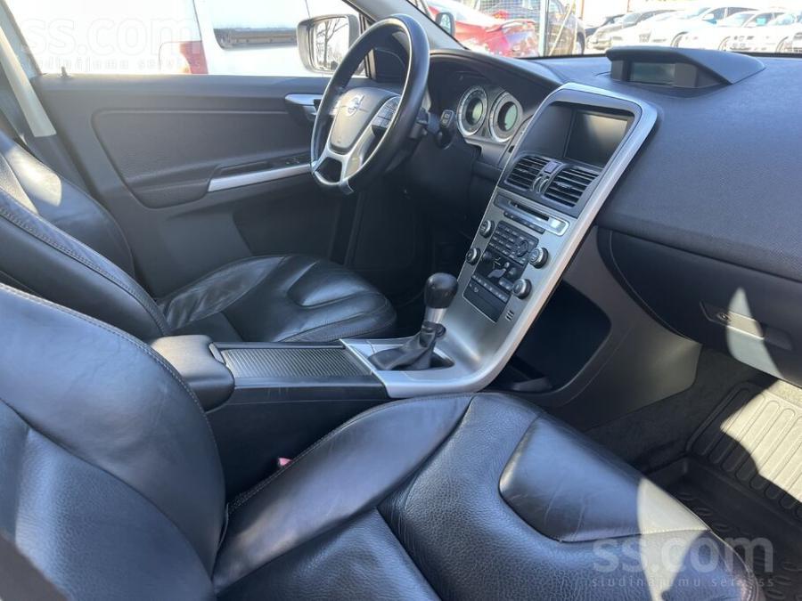 Grey Volvo XC60 2010 in Valmiera, with an engine capacity of 2.40 L and mileage of 0 thousand km for 9800 €, photo 11 on AUTOMOTO.COM.LV