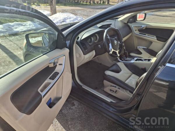 Pelēks Volvo XC60 2010 Valmiera, ar dzinēja tilpumu 2.40 L un nobraukumu 364 tūkst. km par 7000 €, foto 9 vietnē AUTOMOTO.COM.LV