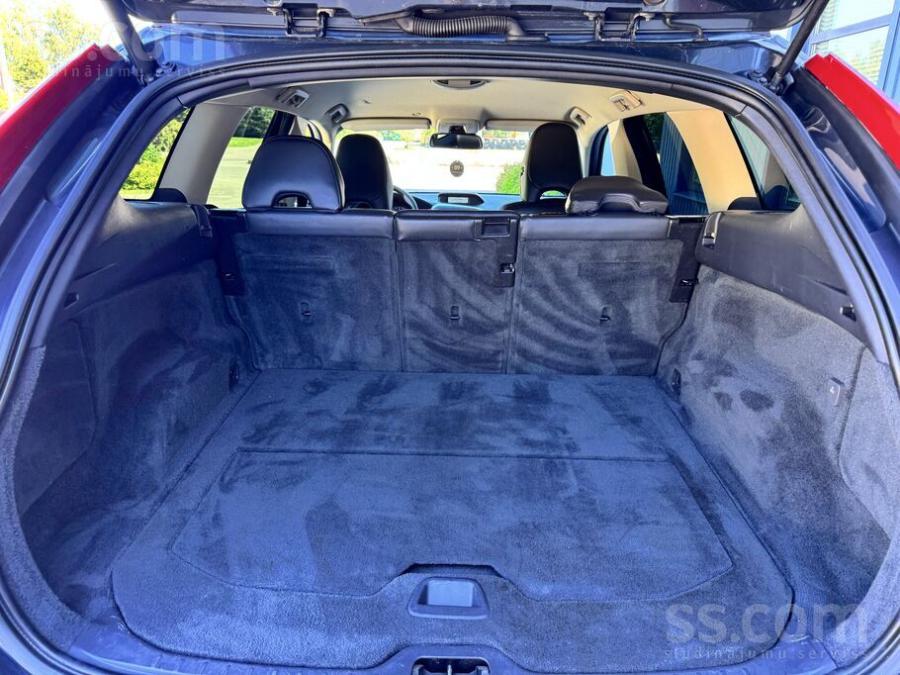 Grey Volvo XC60 2010 in Riga, with an engine capacity of 2.40 L and mileage of 346 thousand km for 7800 €, photo 11 on AUTOMOTO.COM.LV