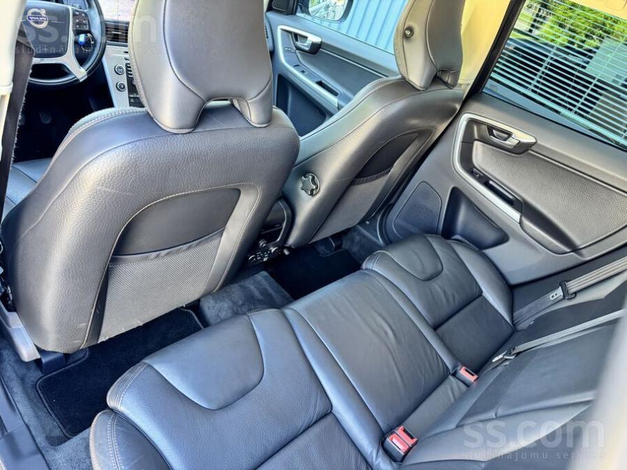 Grey Volvo XC60 2010 in Riga, with an engine capacity of 2.40 L and mileage of 346 thousand km for 7800 €, photo 13 on AUTOMOTO.COM.LV
