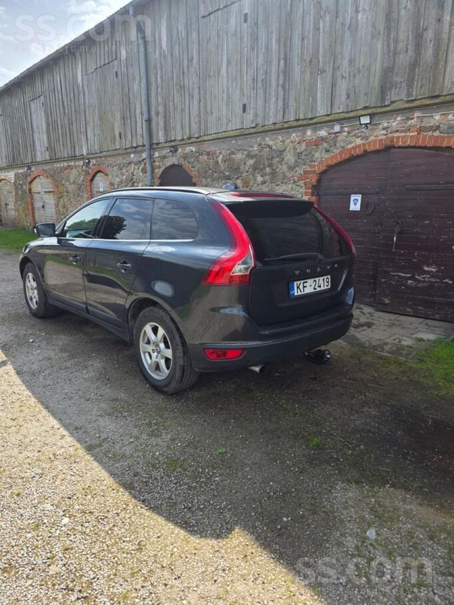 Grey Volvo XC60 2010 in Tukums, with an engine capacity of 2.40 L and mileage of 392 thousand km for 5800 €, photo 5 on AUTOMOTO.COM.LV
