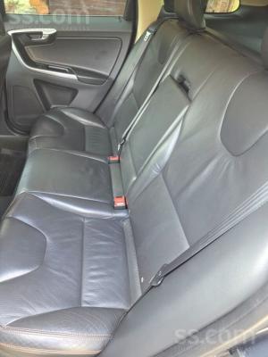 Grey Volvo XC60 2010 in Tukums, with an engine capacity of 2.40 L and mileage of 392 thousand km for 5800 €, photo 12 on AUTOMOTO.COM.LV