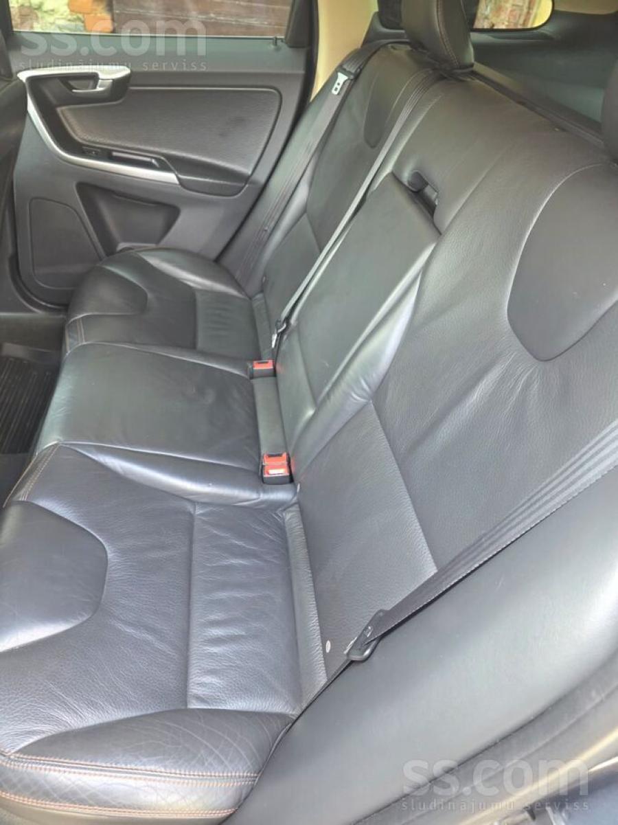 Grey Volvo XC60 2010 in Tukums, with an engine capacity of 2.40 L and mileage of 392 thousand km for 5800 €, photo 12 on AUTOMOTO.COM.LV