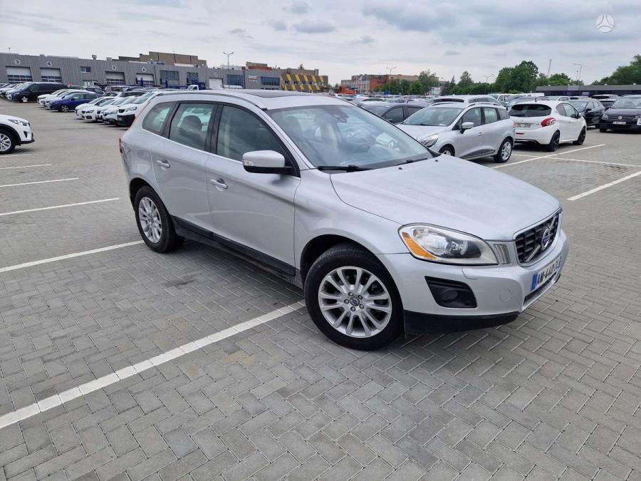 Grey Volvo XC60 2010 in Taurage, with an engine capacity of 2.40 L and mileage of 230 thousand km for 7700 €, photo 4 on AUTOMOTO.COM.LV
