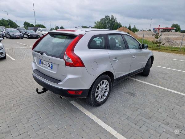 Grey Volvo XC60 2010 in Taurage, with an engine capacity of 2.40 L and mileage of 230 thousand km for 7700 €, photo 4 on AUTOMOTO.COM.LV