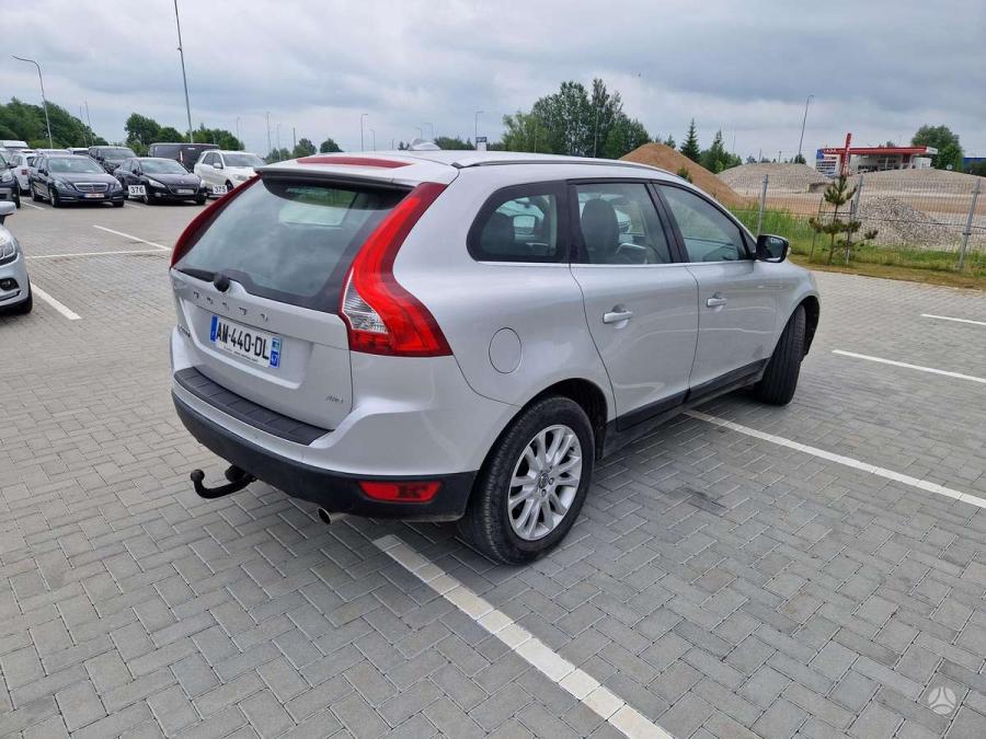 Grey Volvo XC60 2010 in Taurage, with an engine capacity of 2.40 L and mileage of 230 thousand km for 7700 €, photo 5 on AUTOMOTO.COM.LV