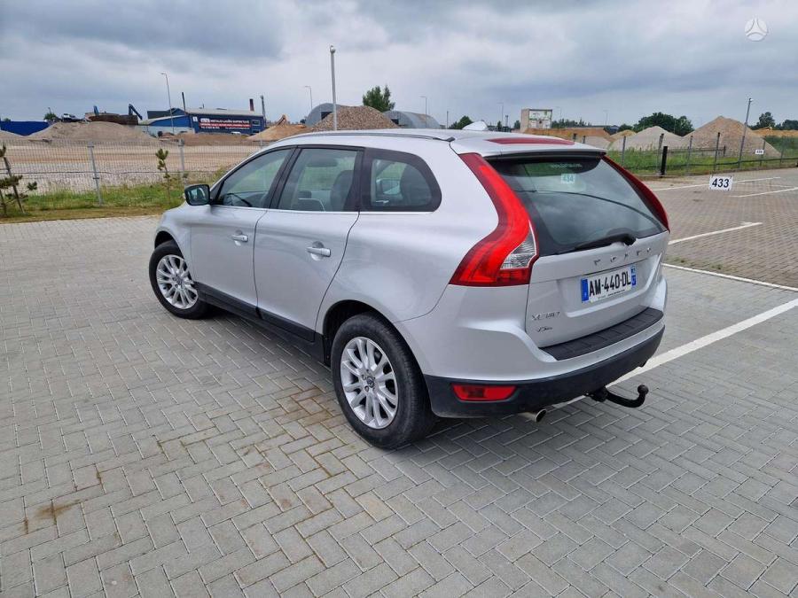 Grey Volvo XC60 2010 in Taurage, with an engine capacity of 2.40 L and mileage of 230 thousand km for 7700 €, photo 7 on AUTOMOTO.COM.LV