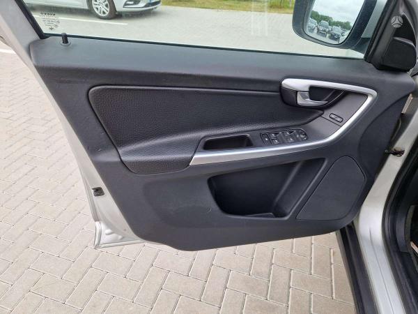 Grey Volvo XC60 2010 in Taurage, with an engine capacity of 2.40 L and mileage of 230 thousand km for 7700 €, photo 8 on AUTOMOTO.COM.LV