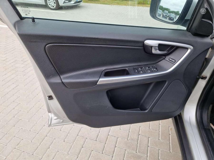 Grey Volvo XC60 2010 in Taurage, with an engine capacity of 2.40 L and mileage of 230 thousand km for 7700 €, photo 9 on AUTOMOTO.COM.LV
