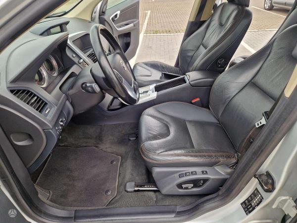 Grey Volvo XC60 2010 in Taurage, with an engine capacity of 2.40 L and mileage of 230 thousand km for 7700 €, photo 9 on AUTOMOTO.COM.LV