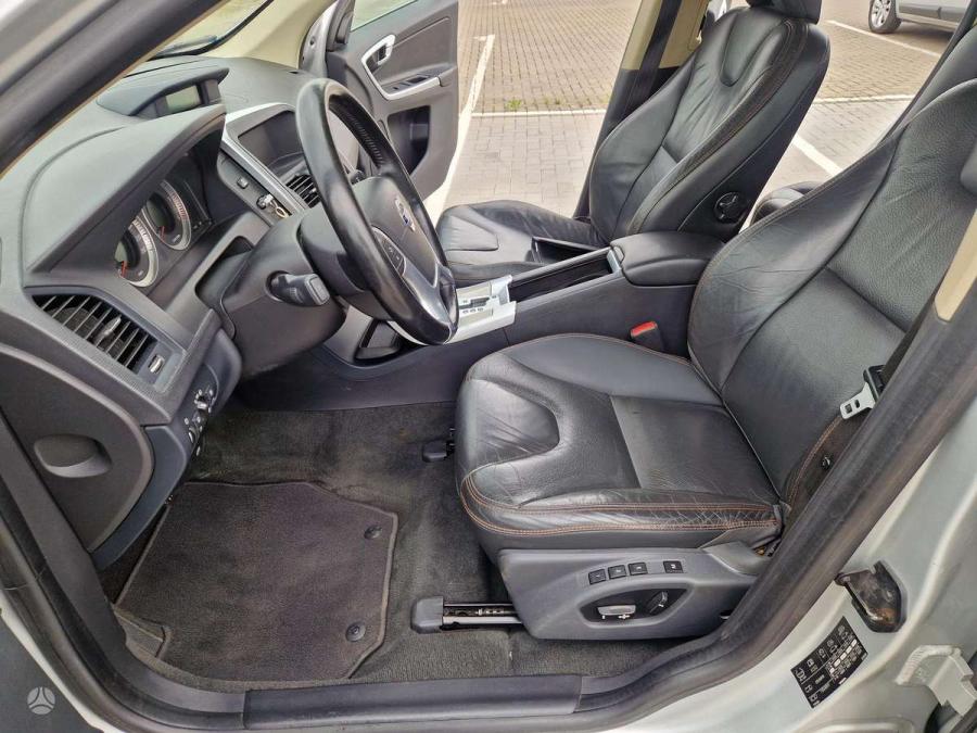 Grey Volvo XC60 2010 in Taurage, with an engine capacity of 2.40 L and mileage of 230 thousand km for 7700 €, photo 10 on AUTOMOTO.COM.LV