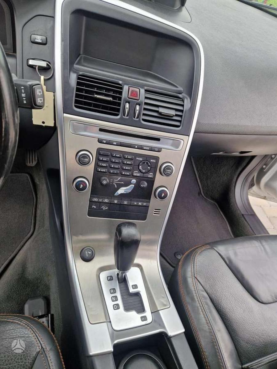 Grey Volvo XC60 2010 in Taurage, with an engine capacity of 2.40 L and mileage of 230 thousand km for 7700 €, photo 12 on AUTOMOTO.COM.LV