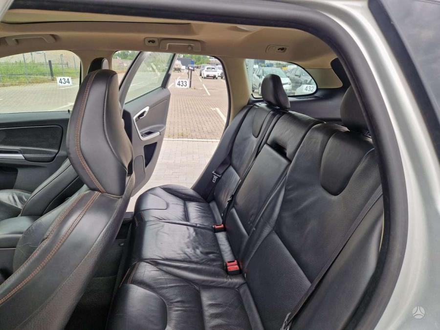 Grey Volvo XC60 2010 in Taurage, with an engine capacity of 2.40 L and mileage of 230 thousand km for 7700 €, photo 15 on AUTOMOTO.COM.LV