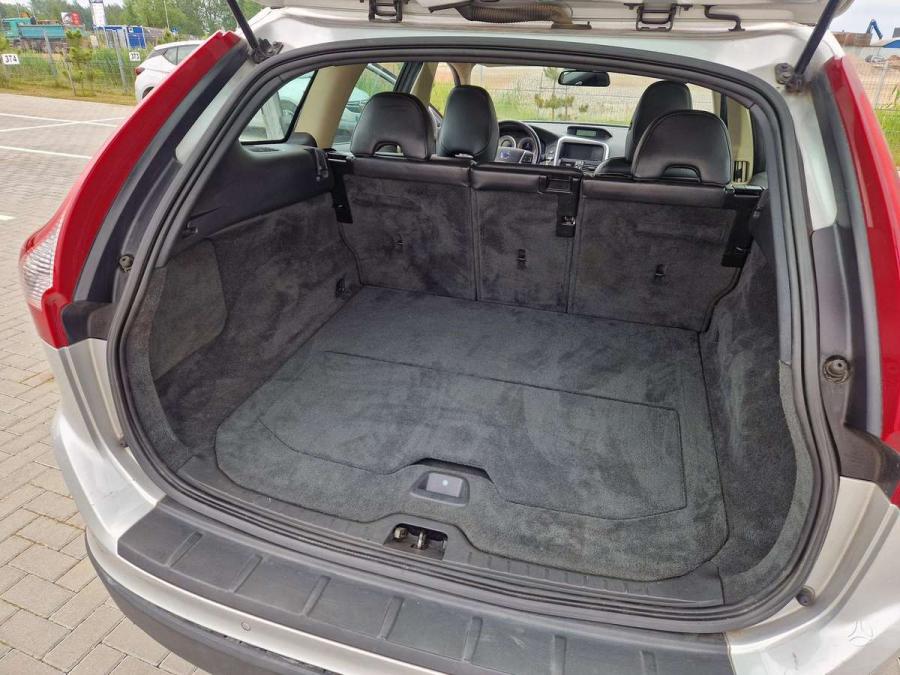 Grey Volvo XC60 2010 in Taurage, with an engine capacity of 2.40 L and mileage of 230 thousand km for 7700 €, photo 18 on AUTOMOTO.COM.LV