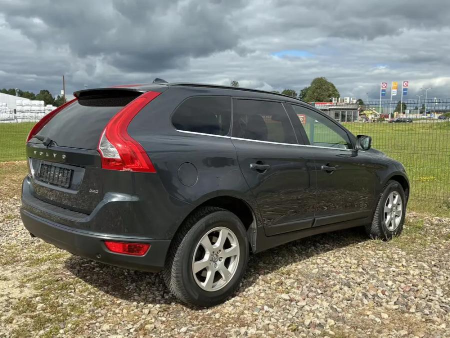 Pelēks Volvo XC60 2010 Saldus, ar dzinēja tilpumu 2.40 L un nobraukumu 234 tūkst. km par 8500 €, foto 3 vietnē AUTOMOTO.COM.LV
