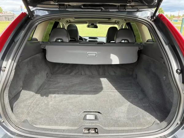 Pelēks Volvo XC60 2010 Saldus, ar dzinēja tilpumu 2.40 L un nobraukumu 234 tūkst. km par 8500 €, foto 10 vietnē AUTOMOTO.COM.LV