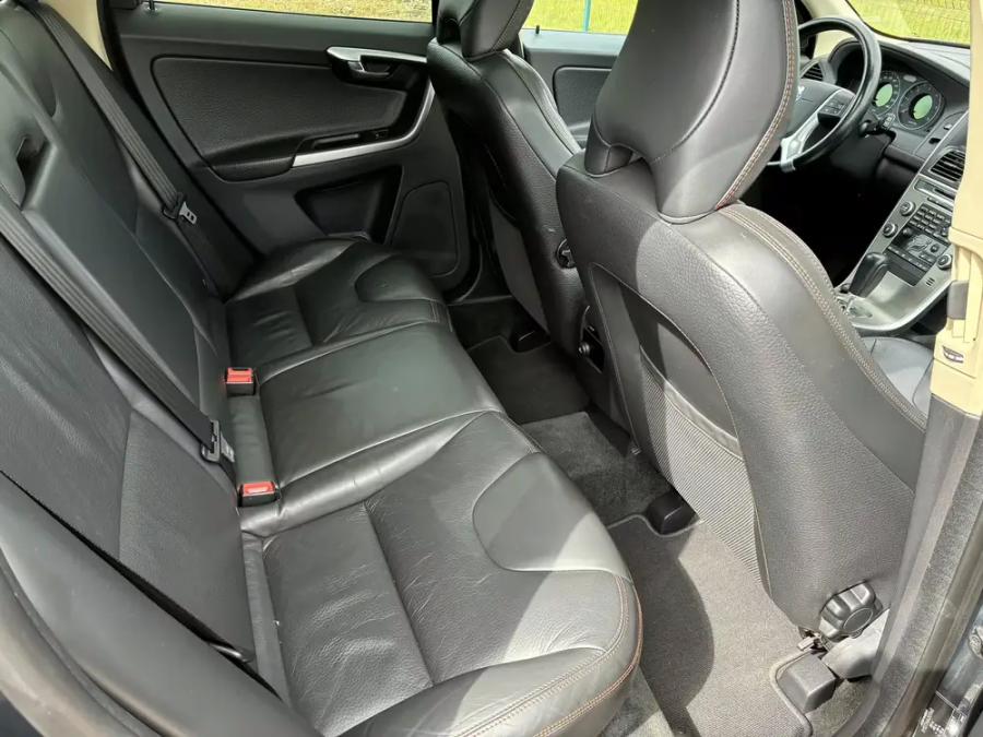 Pelēks Volvo XC60 2010 Saldus, ar dzinēja tilpumu 2.40 L un nobraukumu 234 tūkst. km par 8500 €, foto 12 vietnē AUTOMOTO.COM.LV