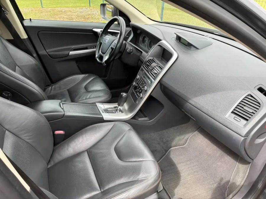 Pelēks Volvo XC60 2010 Saldus, ar dzinēja tilpumu 2.40 L un nobraukumu 234 tūkst. km par 8500 €, foto 13 vietnē AUTOMOTO.COM.LV