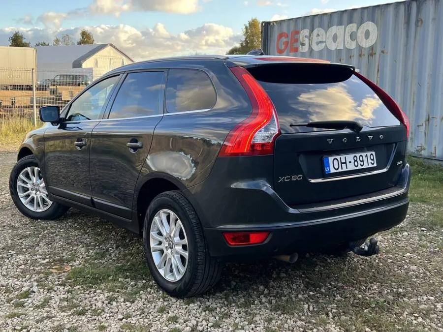 Grey Volvo XC60 2010 in Riga, with an engine capacity of 2.40 L and mileage of 354 thousand km for 8495 €, photo 3 on AUTOMOTO.COM.LV