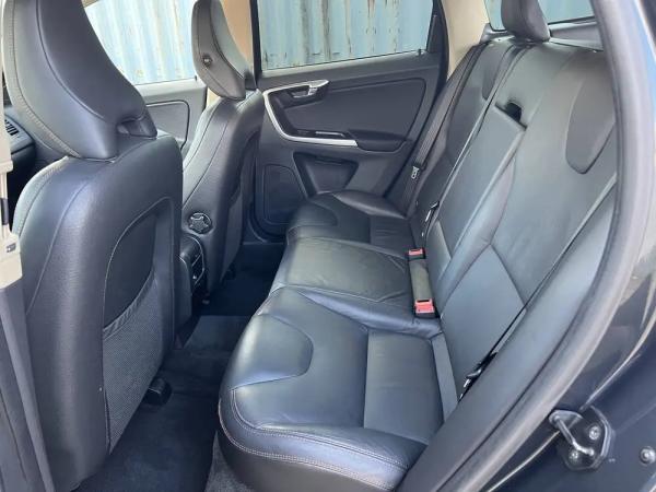 Pelēks Volvo XC60 2010 Rīga, ar dzinēja tilpumu 2.40 L un nobraukumu 354 tūkst. km par 8495 €, foto 7 vietnē AUTOMOTO.COM.LV