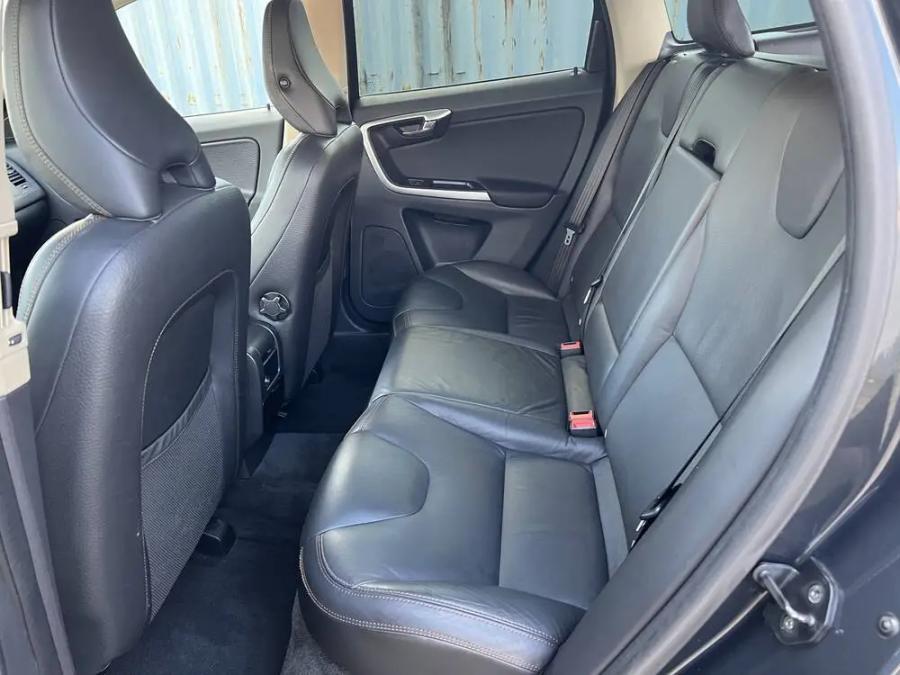 Grey Volvo XC60 2010 in Riga, with an engine capacity of 2.40 L and mileage of 354 thousand km for 8495 €, photo 8 on AUTOMOTO.COM.LV