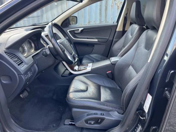 Pelēks Volvo XC60 2010 Rīga, ar dzinēja tilpumu 2.40 L un nobraukumu 354 tūkst. km par 8495 €, foto 9 vietnē AUTOMOTO.COM.LV