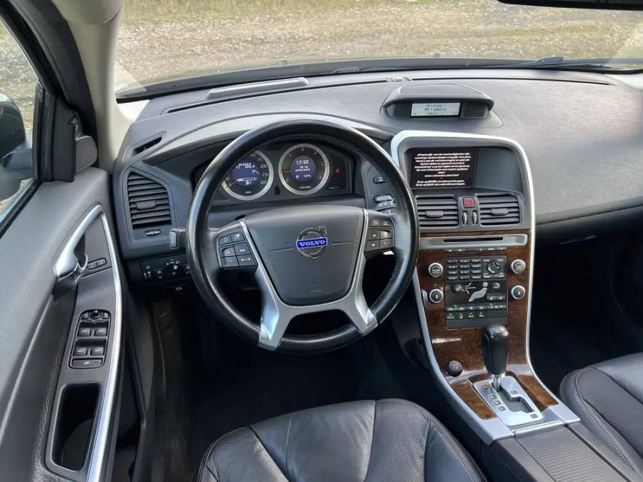Grey Volvo XC60 2010 in Riga, with an engine capacity of 2.40 L and mileage of 354 thousand km for 8495 €, photo 12 on AUTOMOTO.COM.LV
