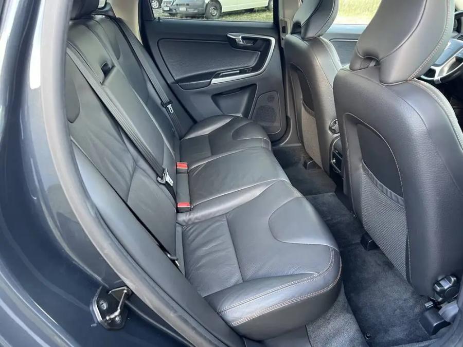 Grey Volvo XC60 2010 in Riga, with an engine capacity of 2.40 L and mileage of 354 thousand km for 8495 €, photo 13 on AUTOMOTO.COM.LV