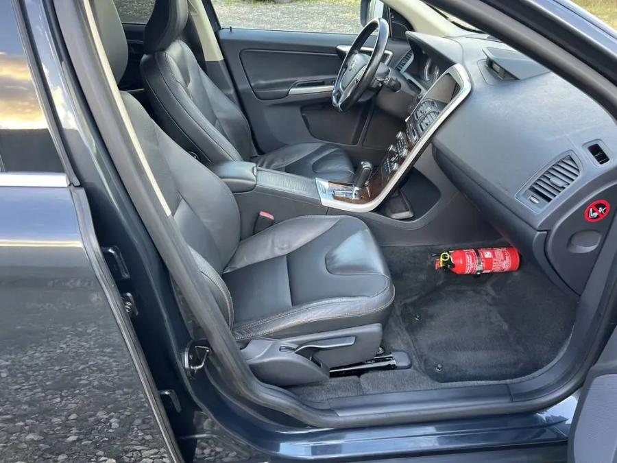 Grey Volvo XC60 2010 in Riga, with an engine capacity of 2.40 L and mileage of 354 thousand km for 8495 €, photo 14 on AUTOMOTO.COM.LV