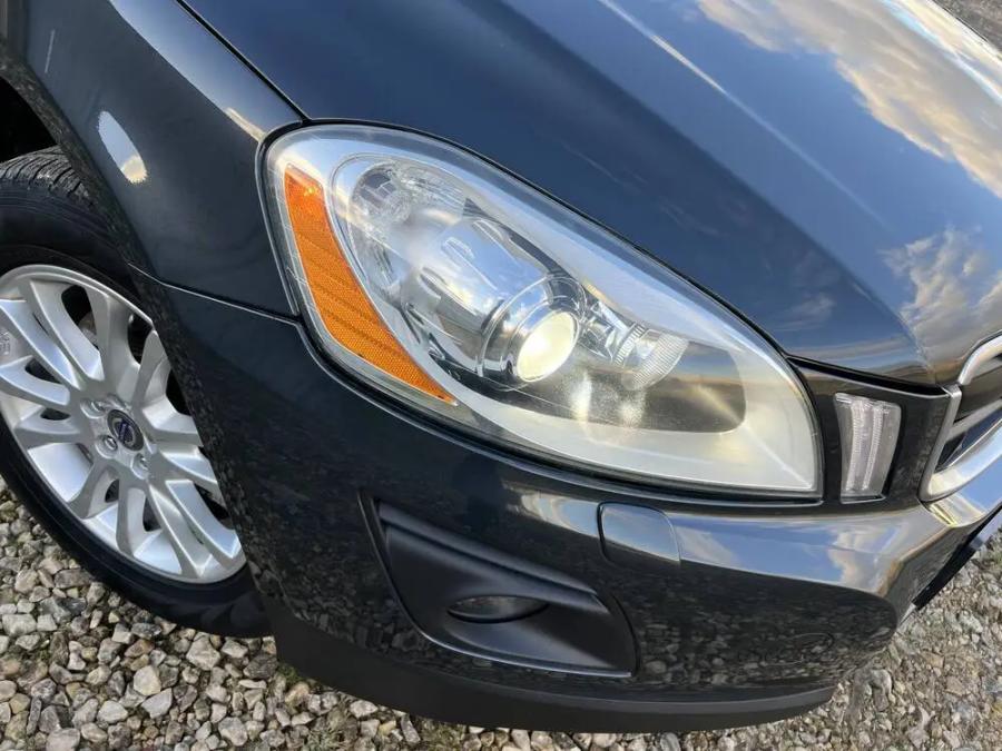 Grey Volvo XC60 2010 in Riga, with an engine capacity of 2.40 L and mileage of 354 thousand km for 8495 €, photo 18 on AUTOMOTO.COM.LV