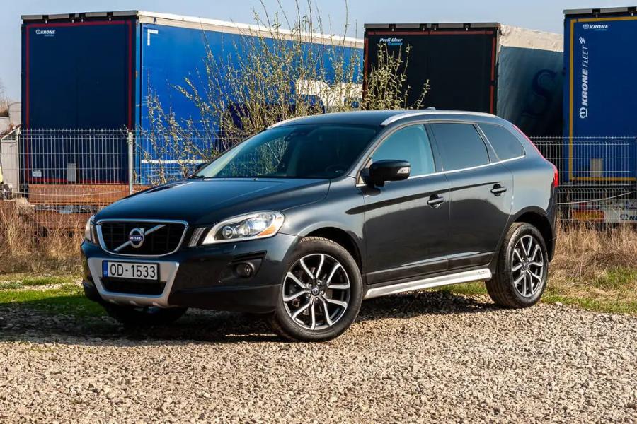 Grey Volvo XC60 2010 in Riga, with an engine capacity of 2.40 L and mileage of 170 thousand km for 10495 €, photo 4 on AUTOMOTO.COM.LV