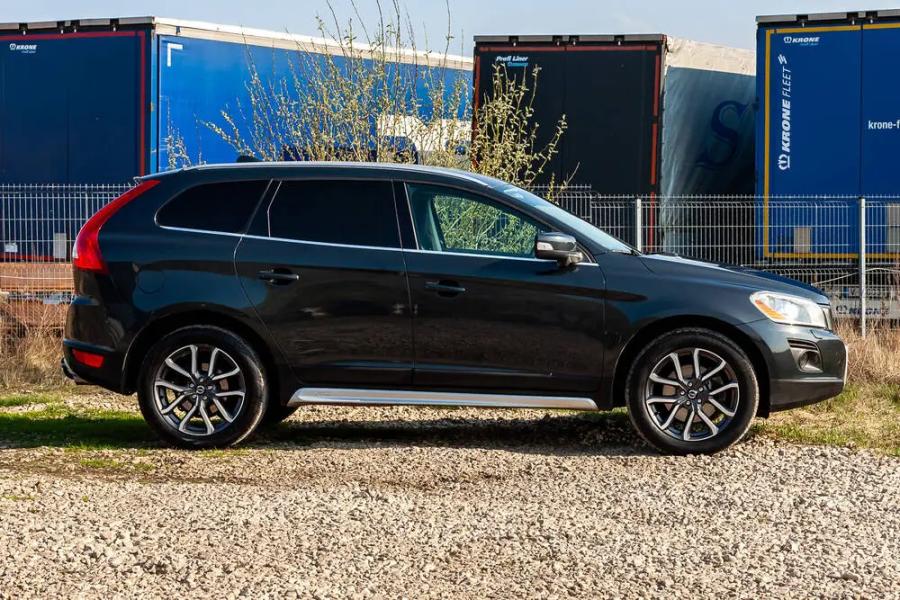 Grey Volvo XC60 2010 in Riga, with an engine capacity of 2.40 L and mileage of 170 thousand km for 10495 €, photo 8 on AUTOMOTO.COM.LV