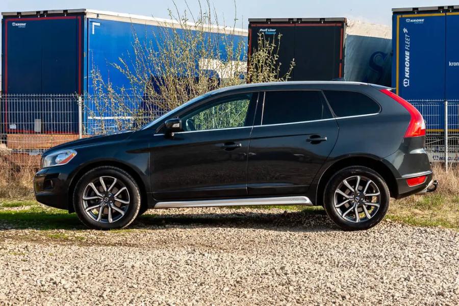 Grey Volvo XC60 2010 in Riga, with an engine capacity of 2.40 L and mileage of 170 thousand km for 10495 €, photo 9 on AUTOMOTO.COM.LV