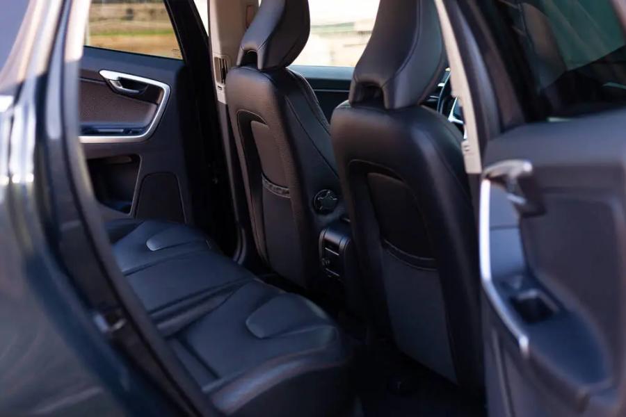 Grey Volvo XC60 2010 in Riga, with an engine capacity of 2.40 L and mileage of 170 thousand km for 10495 €, photo 16 on AUTOMOTO.COM.LV