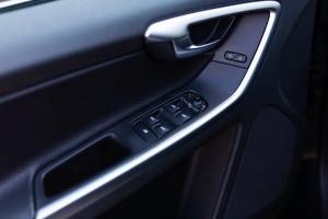 Grey Volvo XC60 2010 in Riga, with an engine capacity of 2.40 L and mileage of 170 thousand km for 10495 €, photo 19 on AUTOMOTO.COM.LV