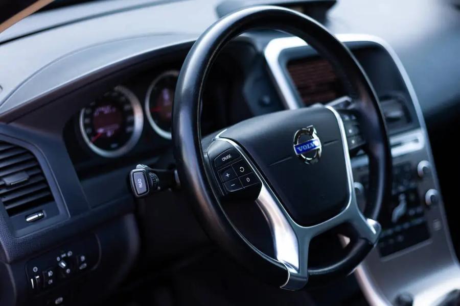 Grey Volvo XC60 2010 in Riga, with an engine capacity of 2.40 L and mileage of 170 thousand km for 10495 €, photo 21 on AUTOMOTO.COM.LV