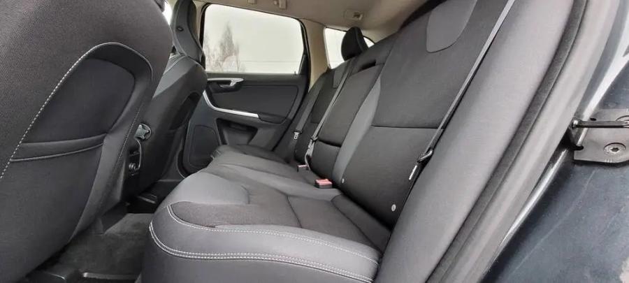 Pelēks Volvo XC60 2010 Rīga, ar dzinēja tilpumu 2.40 L un nobraukumu 278 tūkst. km par 7500 €, foto 9 vietnē AUTOMOTO.COM.LV