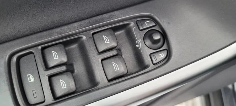 Pelēks Volvo XC60 2010 Rīga, ar dzinēja tilpumu 2.40 L un nobraukumu 278 tūkst. km par 7500 €, foto 21 vietnē AUTOMOTO.COM.LV