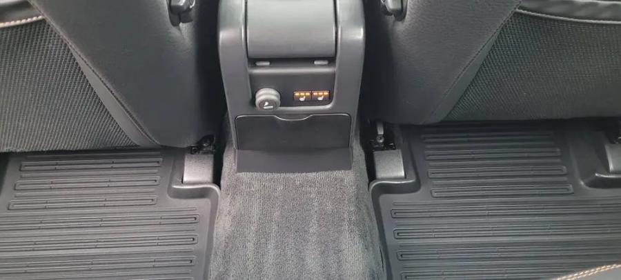 Pelēks Volvo XC60 2010 Rīga, ar dzinēja tilpumu 2.40 L un nobraukumu 205 tūkst. km par 9700 €, foto 24 vietnē AUTOMOTO.COM.LV