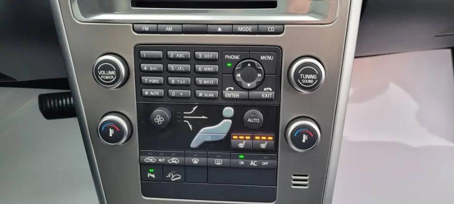 Pelēks Volvo XC60 2010 Rīga, ar dzinēja tilpumu 2.40 L un nobraukumu 205 tūkst. km par 9700 €, foto 27 vietnē AUTOMOTO.COM.LV
