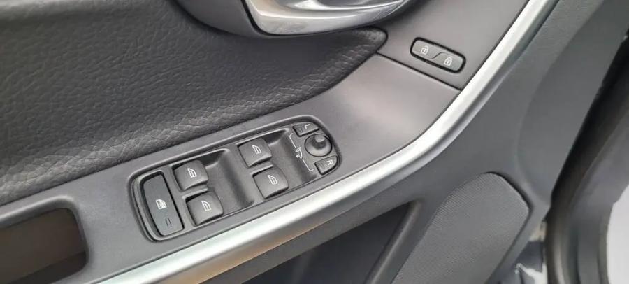 Pelēks Volvo XC60 2010 Rīga, ar dzinēja tilpumu 2.40 L un nobraukumu 205 tūkst. km par 9700 €, foto 30 vietnē AUTOMOTO.COM.LV