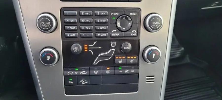 Pelēks Volvo XC60 2010 Rīga, ar dzinēja tilpumu 2.40 L un nobraukumu 214 tūkst. km par 10200 €, foto 15 vietnē AUTOMOTO.COM.LV