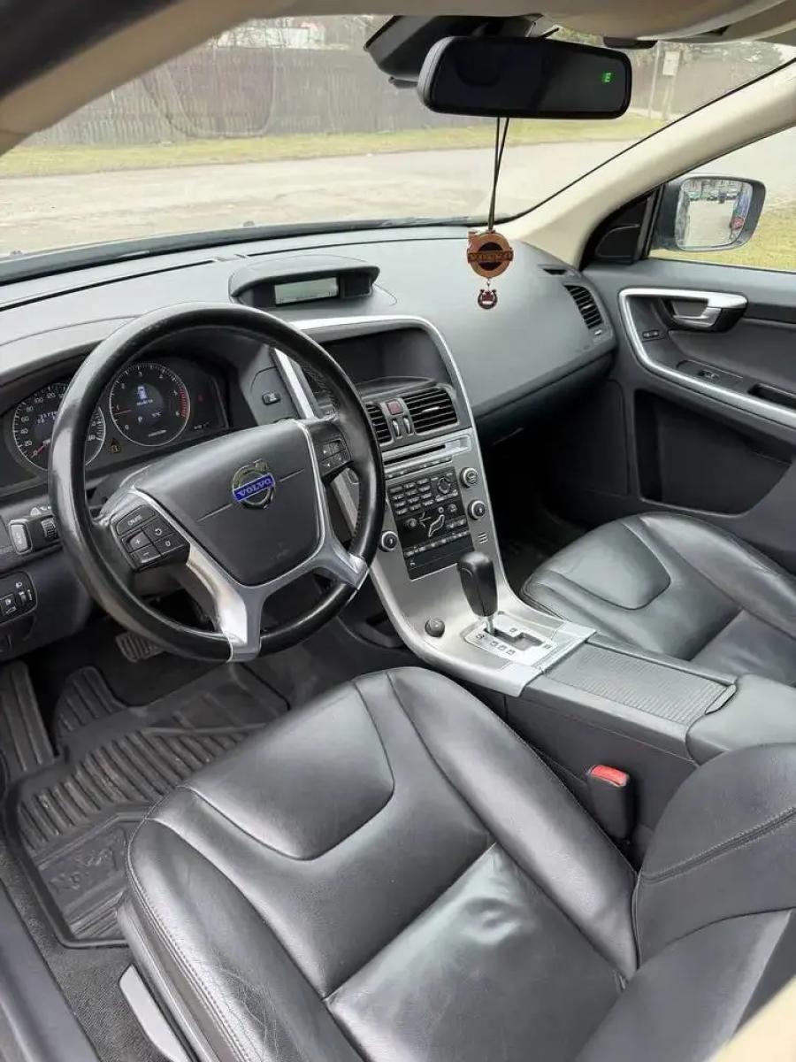 Pelēks Volvo XC60 2010 Ventspils, ar dzinēja tilpumu 2.40 L un nobraukumu 318 tūkst. km par 6900 €, foto 11 vietnē AUTOMOTO.COM.LV