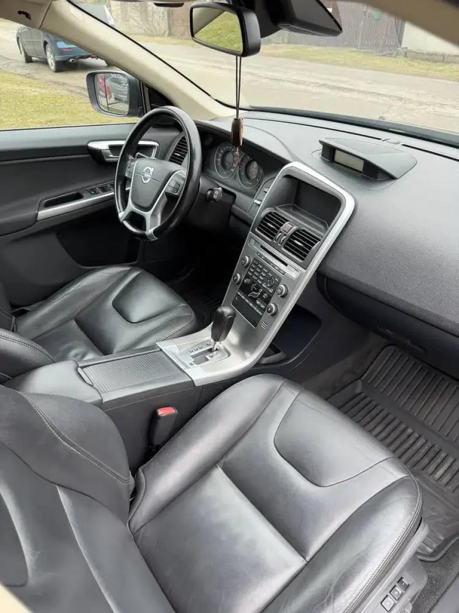 Pelēks Volvo XC60 2010 Ventspils, ar dzinēja tilpumu 2.40 L un nobraukumu 318 tūkst. km par 6900 €, foto 13 vietnē AUTOMOTO.COM.LV