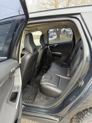 Pelēks Volvo XC60 2010 Ventspils, ar dzinēja tilpumu 2.40 L un nobraukumu 318 tūkst. km par 6900 €, foto 14 vietnē AUTOMOTO.COM.LV
