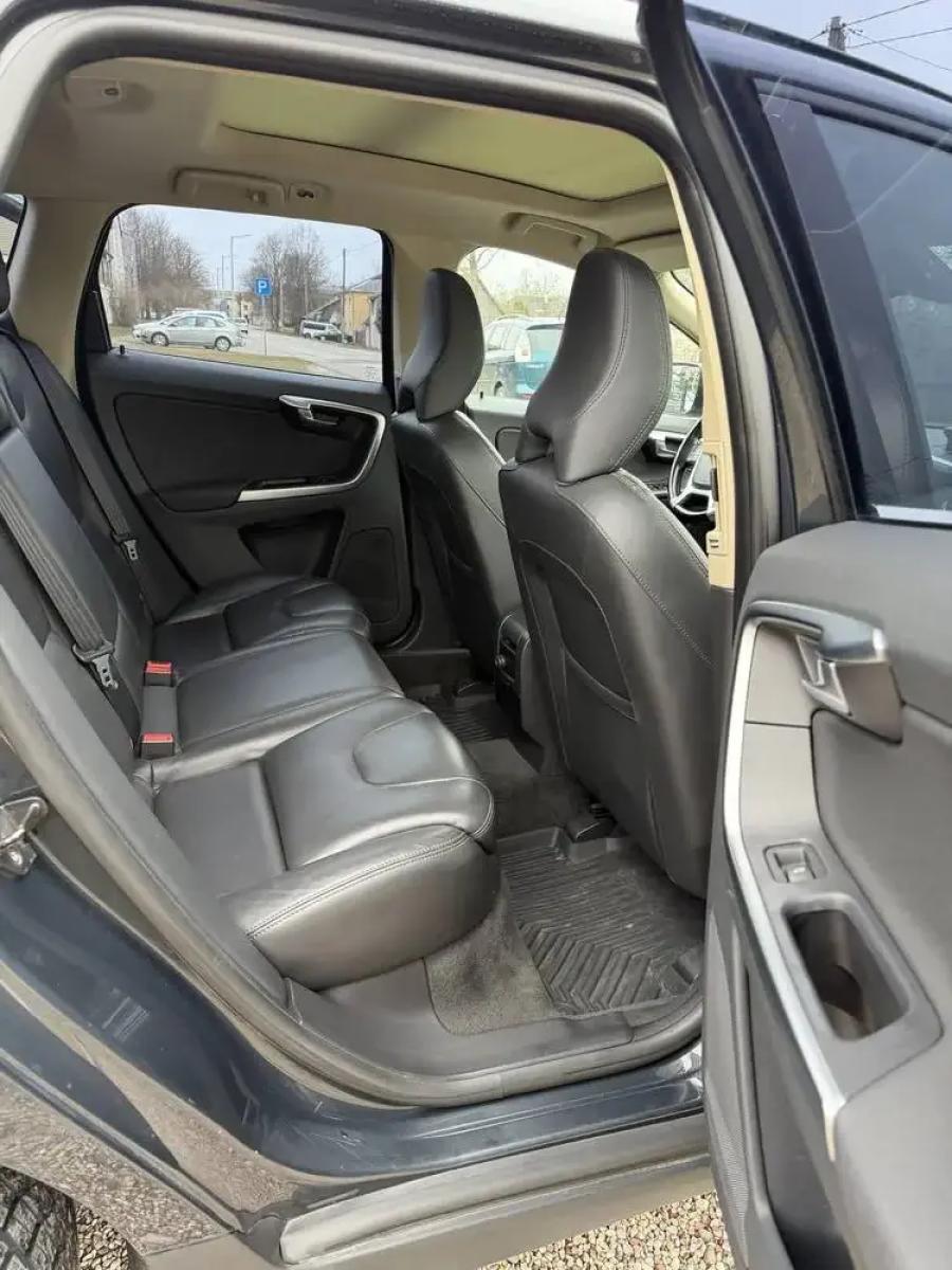 Pelēks Volvo XC60 2010 Ventspils, ar dzinēja tilpumu 2.40 L un nobraukumu 318 tūkst. km par 6900 €, foto 15 vietnē AUTOMOTO.COM.LV