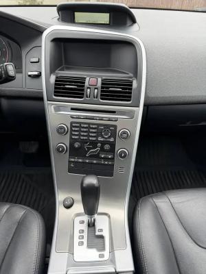 Pelēks Volvo XC60 2010 Ventspils, ar dzinēja tilpumu 2.40 L un nobraukumu 318 tūkst. km par 6900 €, foto 19 vietnē AUTOMOTO.COM.LV