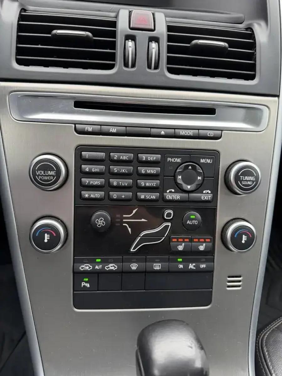 Pelēks Volvo XC60 2010 Ventspils, ar dzinēja tilpumu 2.40 L un nobraukumu 318 tūkst. km par 6900 €, foto 20 vietnē AUTOMOTO.COM.LV