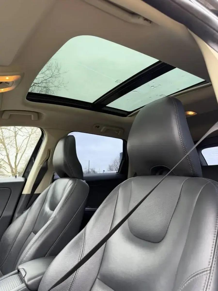 Pelēks Volvo XC60 2010 Ventspils, ar dzinēja tilpumu 2.40 L un nobraukumu 318 tūkst. km par 6900 €, foto 24 vietnē AUTOMOTO.COM.LV